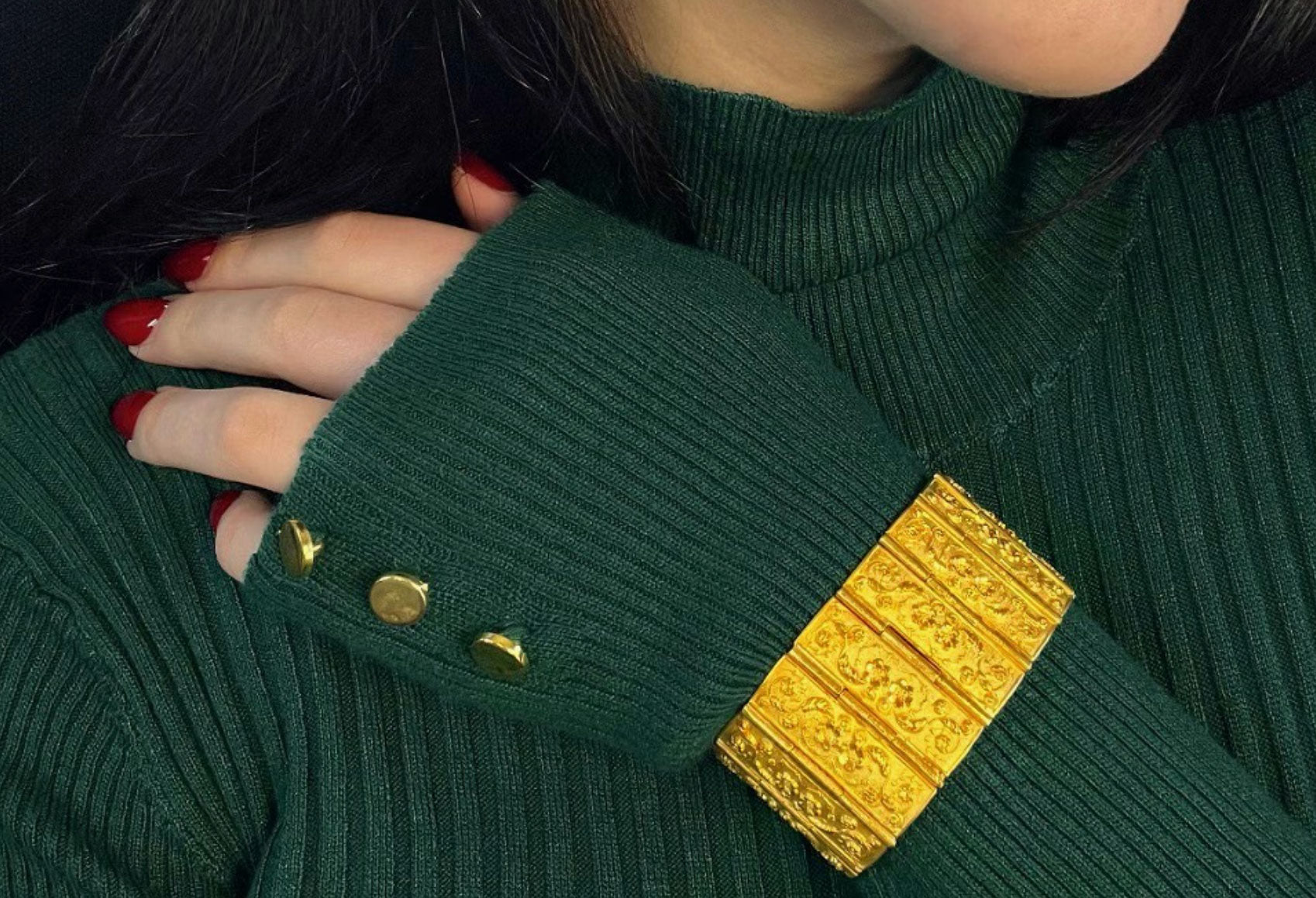 Which Clothes Complement Gold? – Jewellery Addiction